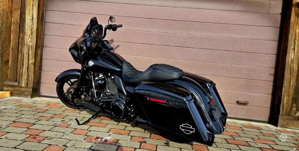 Black Harley-Davidson Street Glide FLHX 2020 in Alytus, with an engine capacity of 1.70 L and mileage of 32 thousand km for 14900 €, photo 1 on AUTOMOTO.COM.LV