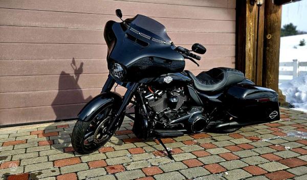 Black Harley-Davidson Street Glide FLHX 2020 in Alytus, with an engine capacity of 1.70 L and mileage of 32 thousand km for 14900 €, photo 2 on AUTOMOTO.COM.LV