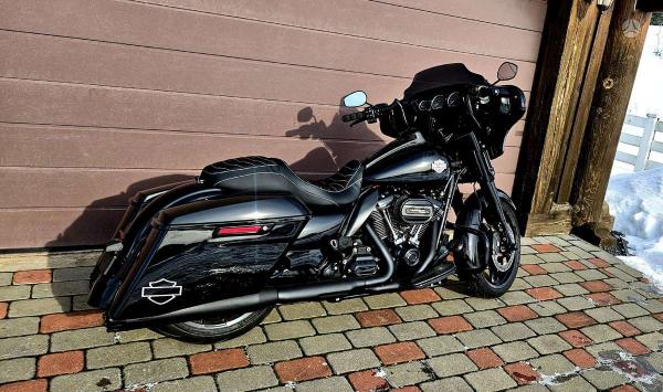 Black Harley-Davidson Street Glide FLHX 2020 in Alytus, with an engine capacity of 1.70 L and mileage of 32 thousand km for 14900 €, photo 4 on AUTOMOTO.COM.LV