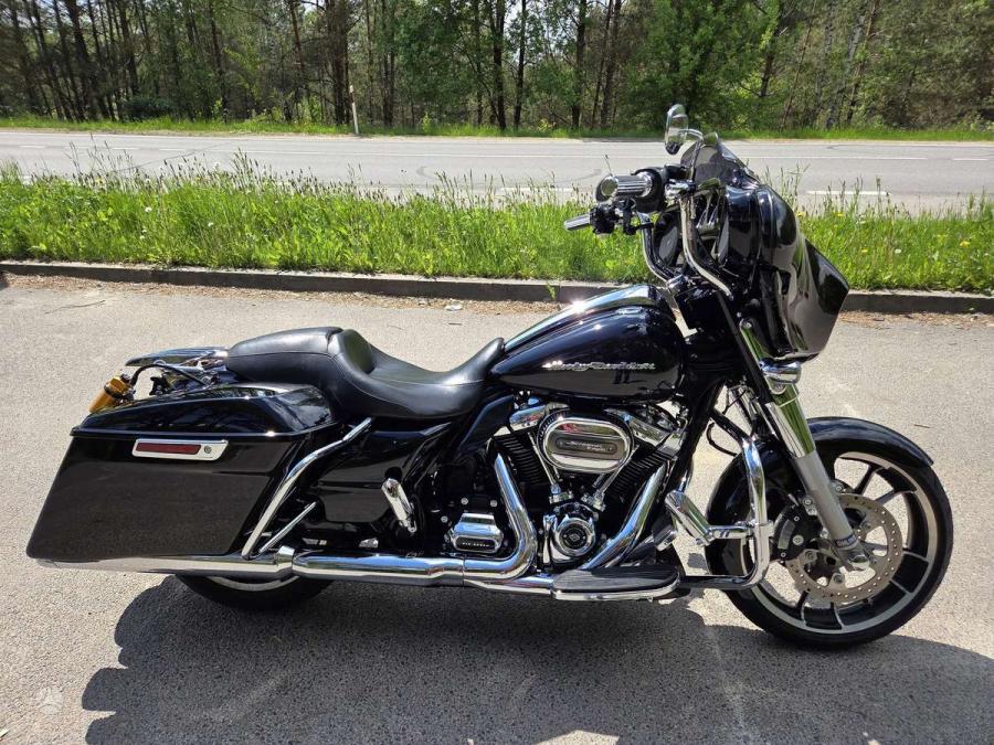 Black Harley-Davidson Street Glide FLHX 2020 in Utena, with an engine capacity of 1.80 L and mileage of 21 thousand km for 18000 €, photo 1 on AUTOMOTO.COM.LV