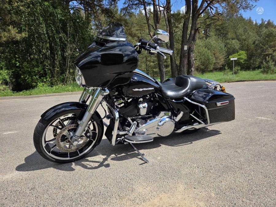 Black Harley-Davidson Street Glide FLHX 2020 in Utena, with an engine capacity of 1.80 L and mileage of 21 thousand km for 18000 €, photo 4 on AUTOMOTO.COM.LV