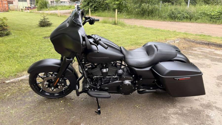 Black Harley-Davidson Street Glide FLHX 2022 in Siauliai, with an engine capacity of 1.90 L and mileage of 4 thousand km for 16900 €, photo 3 on AUTOMOTO.COM.LV