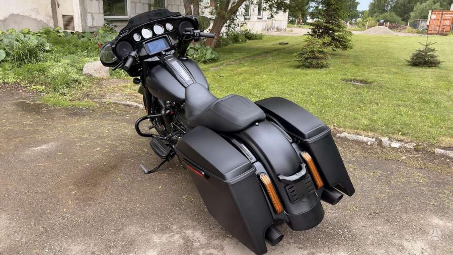 Black Harley-Davidson Street Glide FLHX 2022 in Siauliai, with an engine capacity of 1.90 L and mileage of 4 thousand km for 16900 €, photo 5 on AUTOMOTO.COM.LV