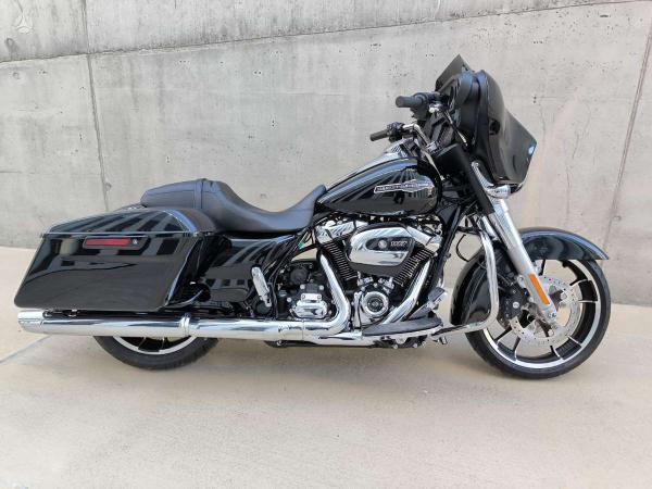 Black Harley-Davidson Street Glide FLHX 2023 in Vilnius, with an engine capacity of 1.75 L and mileage of 8 thousand km for 18500 €, photo 1 on AUTOMOTO.COM.LV