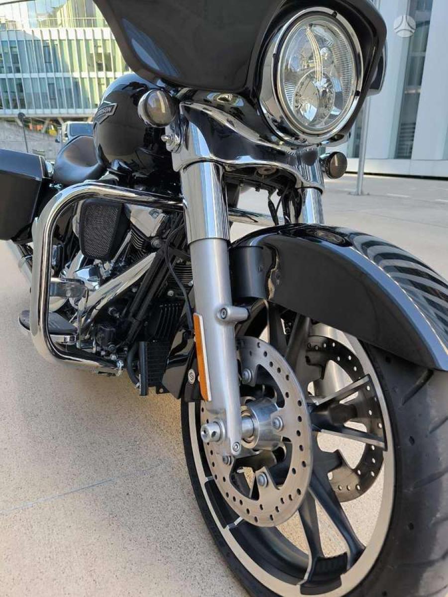 Black Harley-Davidson Street Glide FLHX 2023 in Vilnius, with an engine capacity of 1.75 L and mileage of 8 thousand km for 18500 €, photo 14 on AUTOMOTO.COM.LV