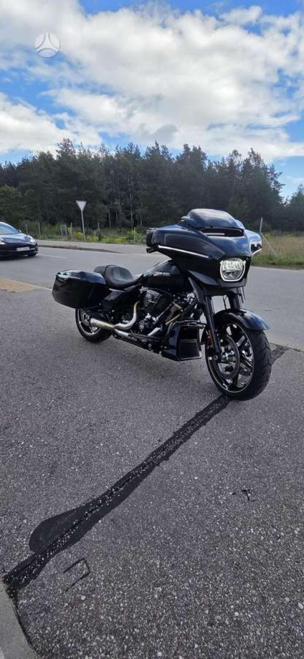 Harley-Davidson Street Glide FLHX 2024 in Vilnius on AUTOMOTO.COM.LV Black Harley-Davidson Street Glide FLHX 2024 in Vilnius, with an engine capacity of 2.00 L and mileage of 3 thousand km for 21500 €, photo 3 on AUTOMOTO.COM.LV
