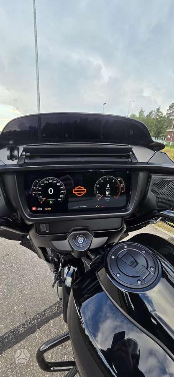 Harley-Davidson Street Glide FLHX 2024 in Vilnius on AUTOMOTO.COM.LV Black Harley-Davidson Street Glide FLHX 2024 in Vilnius, with an engine capacity of 2.00 L and mileage of 3 thousand km for 21500 €, photo 5 on AUTOMOTO.COM.LV
