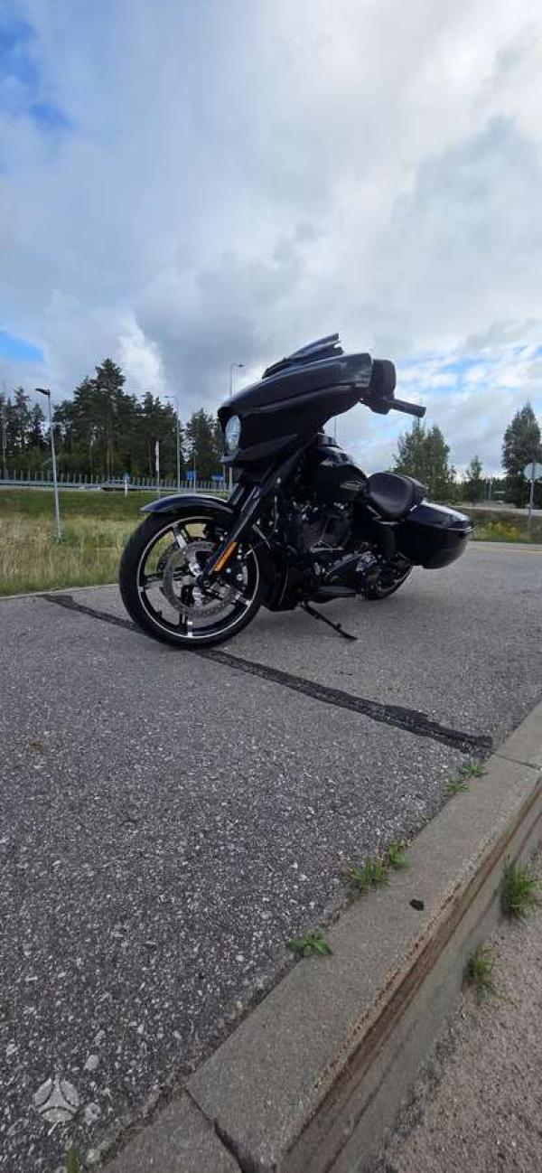 Harley-Davidson Street Glide FLHX 2024 in Vilnius on AUTOMOTO.COM.LV Black Harley-Davidson Street Glide FLHX 2024 in Vilnius, with an engine capacity of 2.00 L and mileage of 3 thousand km for 21500 €, photo 9 on AUTOMOTO.COM.LV