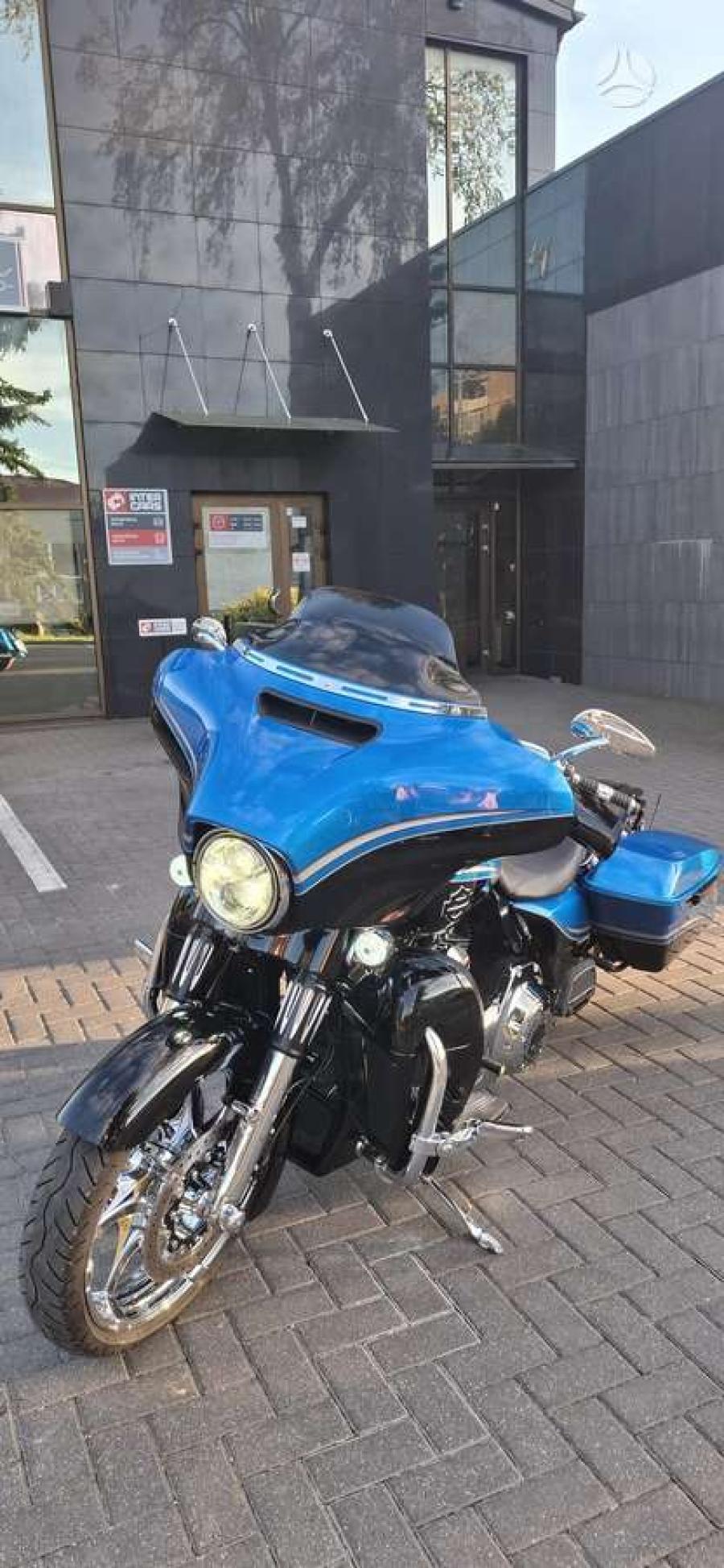 Blue Harley-Davidson Street Glide FLHX 2015 in Panevezys, with an engine capacity of 1.69 L and mileage of 28 thousand km for 12500 €, photo 5 on AUTOMOTO.COM.LV