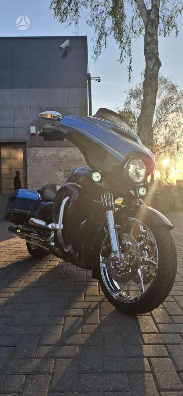 Harley-Davidson Street Glide FLHX 2015 in Panevezys on AUTOMOTO.COM.LV Blue Harley-Davidson Street Glide FLHX 2015 in Panevezys, with an engine capacity of 1.69 L and mileage of 28 thousand km for 12500 €, photo 8 on AUTOMOTO.COM.LV