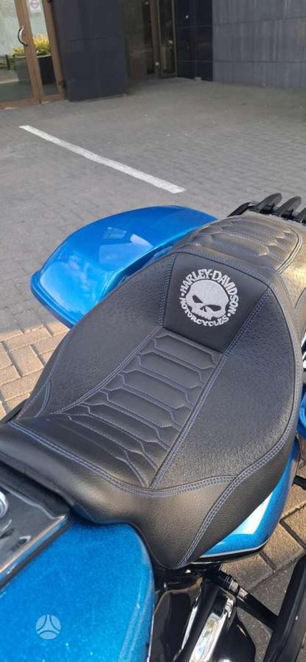 Harley-Davidson Street Glide FLHX 2015 in Panevezys on AUTOMOTO.COM.LV Blue Harley-Davidson Street Glide FLHX 2015 in Panevezys, with an engine capacity of 1.69 L and mileage of 28 thousand km for 12500 €, photo 10 on AUTOMOTO.COM.LV
