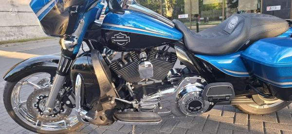 Harley-Davidson Street Glide FLHX 2015 in Panevezys on AUTOMOTO.COM.LV Blue Harley-Davidson Street Glide FLHX 2015 in Panevezys, with an engine capacity of 1.69 L and mileage of 28 thousand km for 12500 €, photo 11 on AUTOMOTO.COM.LV