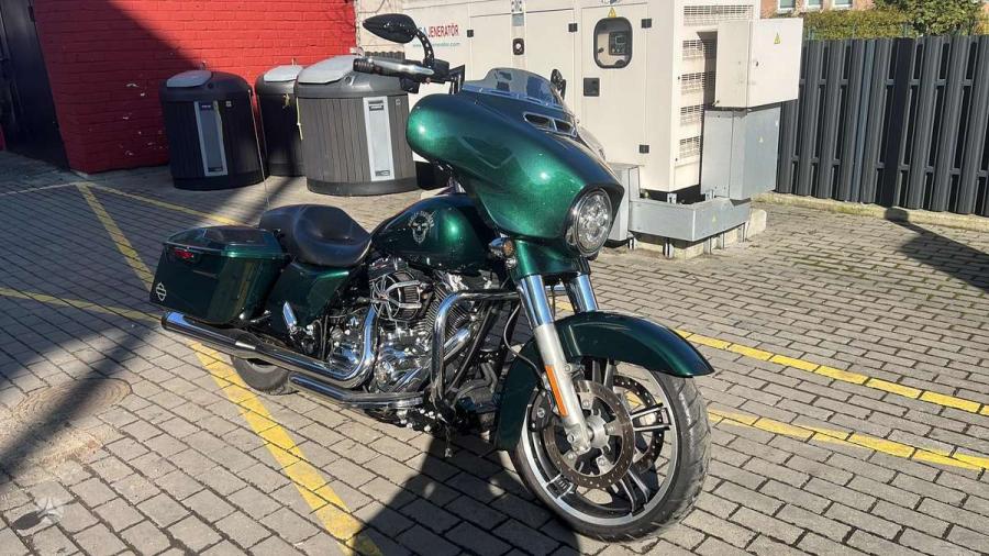 Zaļš Harley-Davidson Street Glide FLHX 2014 Klaipėda, ar dzinēja tilpumu 1.69 L un nobraukumu 27 tūkst. km par 12000 €, foto 1 vietnē AUTOMOTO.COM.LV