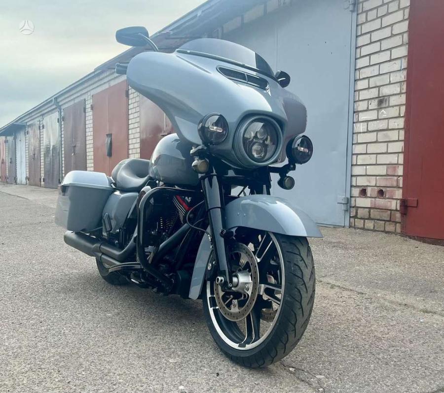 Grey Harley-Davidson Street Glide FLHX 2016 in Kaunas, with an engine capacity of 1.70 L and mileage of 13 thousand km for 14500 €, photo 3 on AUTOMOTO.COM.LV