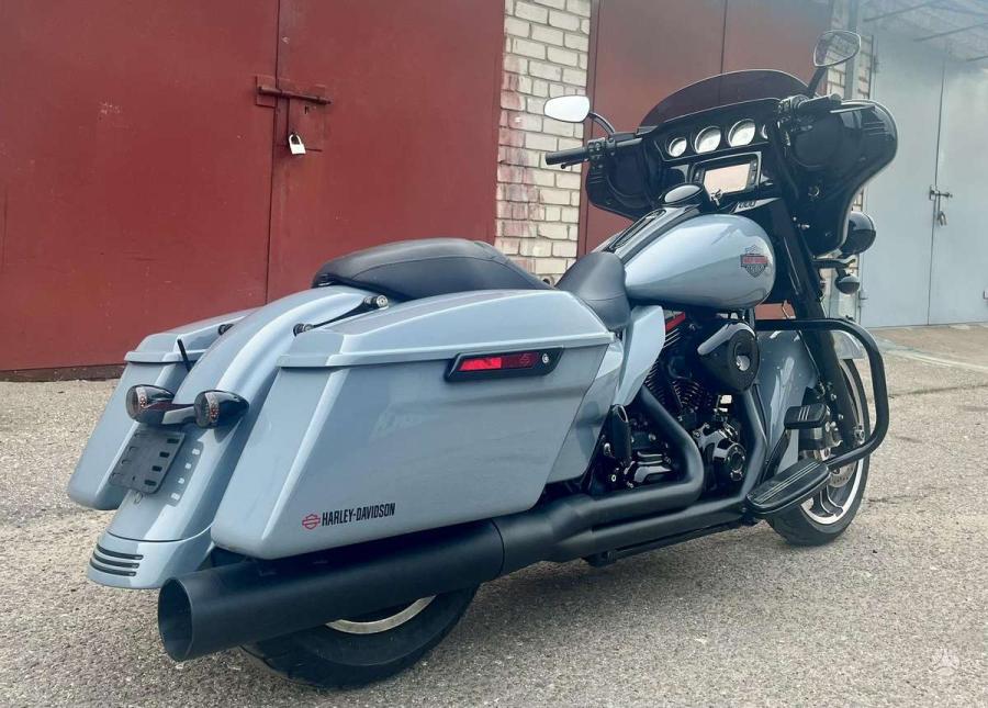 Grey Harley-Davidson Street Glide FLHX 2016 in Kaunas, with an engine capacity of 1.70 L and mileage of 13 thousand km for 14500 €, photo 5 on AUTOMOTO.COM.LV