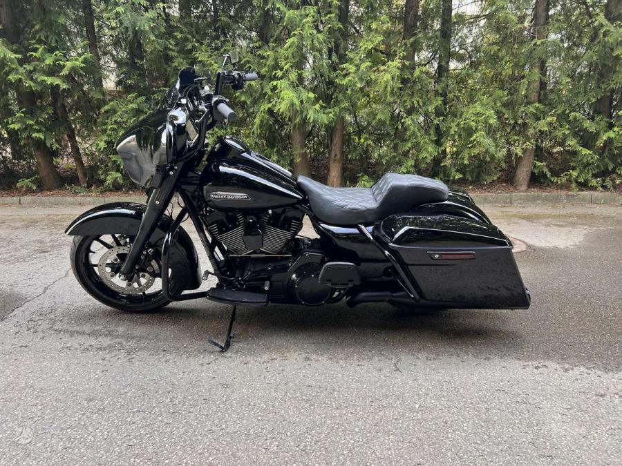 Harley-Davidson Street Glide FLHX 2015 in Radviliskis, with an engine capacity of 1.70 L and mileage of 29 thousand km for 9700 €, photo 1 on AUTOMOTO.COM.LV
