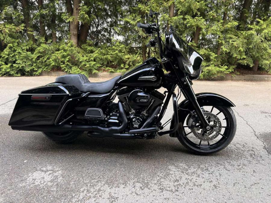 Harley-Davidson Street Glide FLHX 2015 in Radviliskis, with an engine capacity of 1.70 L and mileage of 29 thousand km for 9700 €, photo 5 on AUTOMOTO.COM.LV