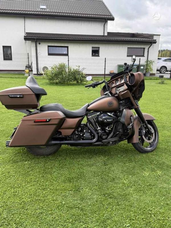 Harley-Davidson Street Glide FLHX 2016 in Trakai on AUTOMOTO.COM.LV Harley-Davidson Street Glide FLHX 2016 in Trakai, with an engine capacity of 1.69 L and mileage of 47 thousand km for 12200 €, photo 3 on AUTOMOTO.COM.LV