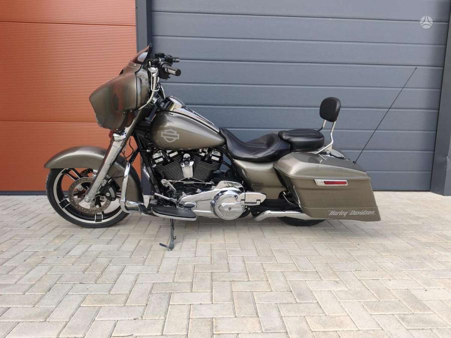 Harley-Davidson Street Glide FLHX 2017 in Siauliai, with an engine capacity of 1.69 L and mileage of 19 thousand km for 14000 €, photo 3 on AUTOMOTO.COM.LV