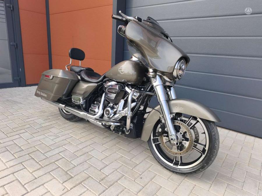 Harley-Davidson Street Glide FLHX 2017 in Siauliai, with an engine capacity of 1.69 L and mileage of 19 thousand km for 14000 €, photo 5 on AUTOMOTO.COM.LV