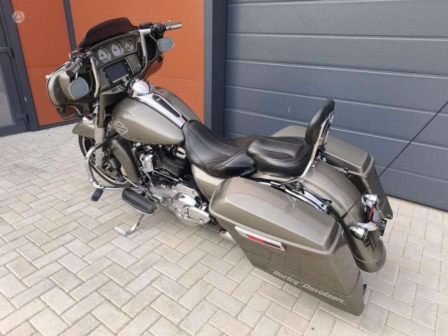 Harley-Davidson Street Glide FLHX 2017 in Siauliai, with an engine capacity of 1.69 L and mileage of 19 thousand km for 14000 €, photo 6 on AUTOMOTO.COM.LV