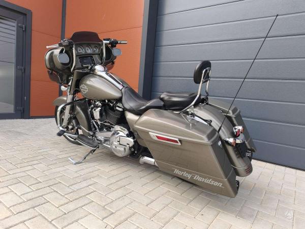 Harley-Davidson Street Glide FLHX 2017 in Siauliai, with an engine capacity of 1.69 L and mileage of 19 thousand km for 14000 €, photo 7 on AUTOMOTO.COM.LV
