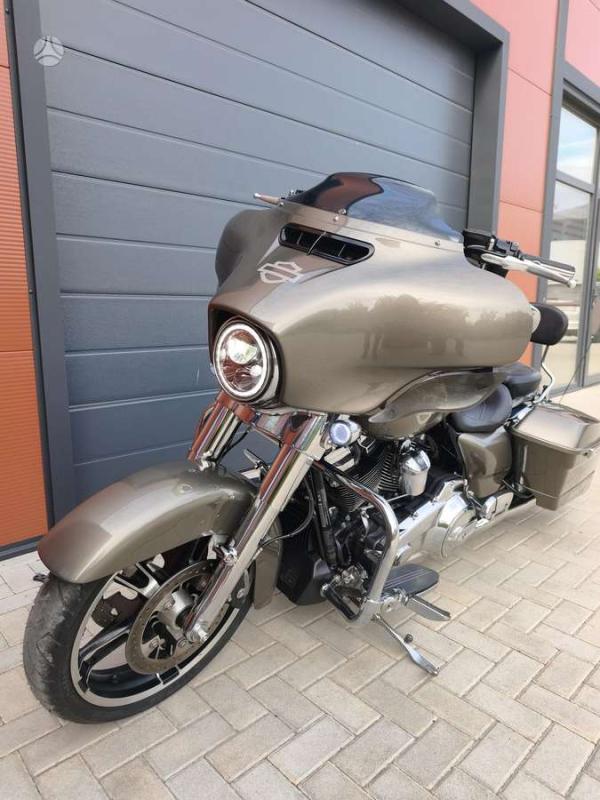 Harley-Davidson Street Glide FLHX 2017 in Siauliai, with an engine capacity of 1.69 L and mileage of 19 thousand km for 14000 €, photo 9 on AUTOMOTO.COM.LV