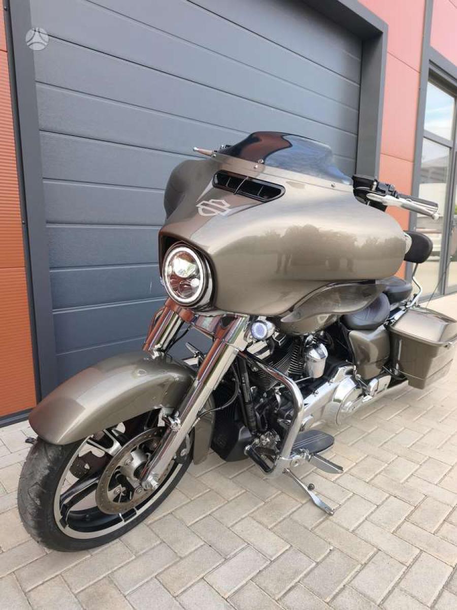 Harley-Davidson Street Glide FLHX 2017 in Siauliai, with an engine capacity of 1.69 L and mileage of 19 thousand km for 14000 €, photo 10 on AUTOMOTO.COM.LV