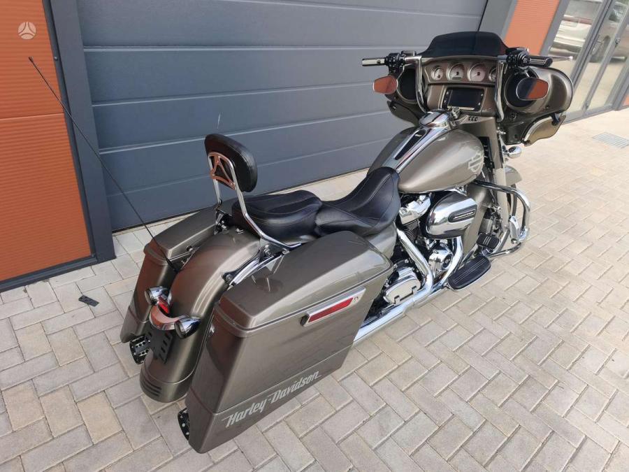 Harley-Davidson Street Glide FLHX 2017 in Siauliai, with an engine capacity of 1.69 L and mileage of 19 thousand km for 14000 €, photo 14 on AUTOMOTO.COM.LV