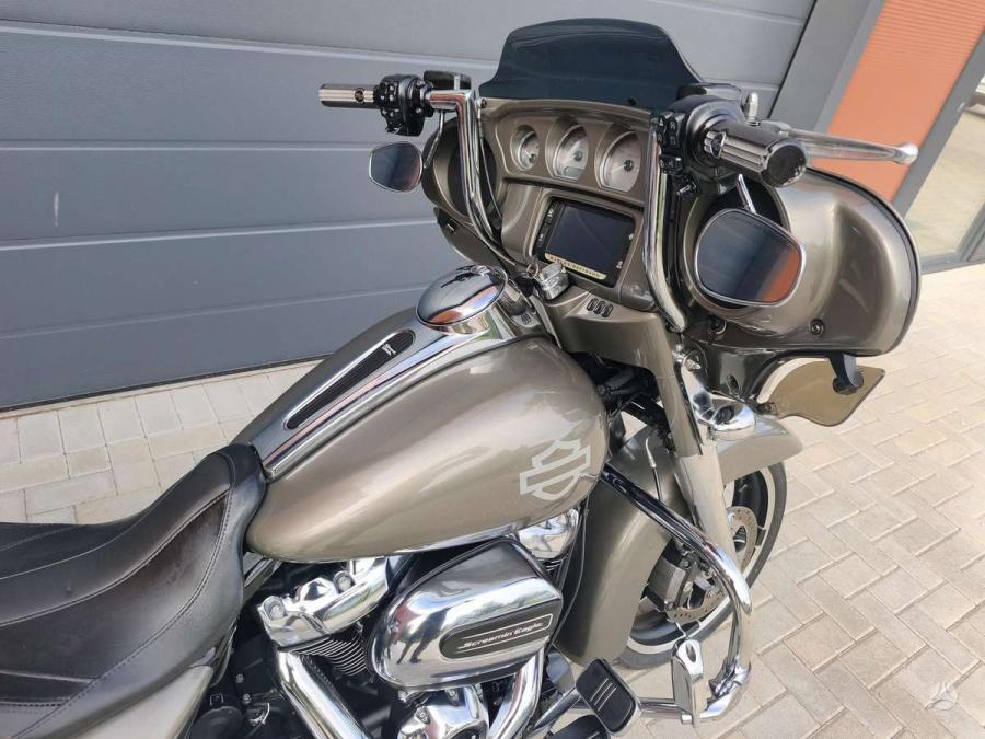 Harley-Davidson Street Glide FLHX 2017 in Siauliai, with an engine capacity of 1.69 L and mileage of 19 thousand km for 14000 €, photo 15 on AUTOMOTO.COM.LV