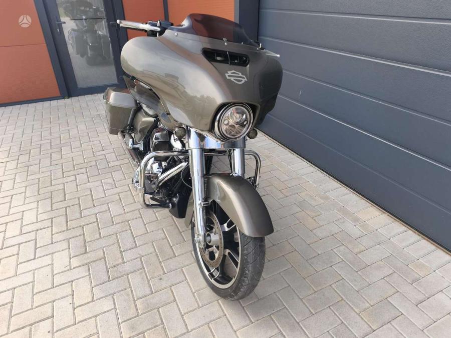 Harley-Davidson Street Glide FLHX 2017 in Siauliai, with an engine capacity of 1.69 L and mileage of 19 thousand km for 14000 €, photo 16 on AUTOMOTO.COM.LV