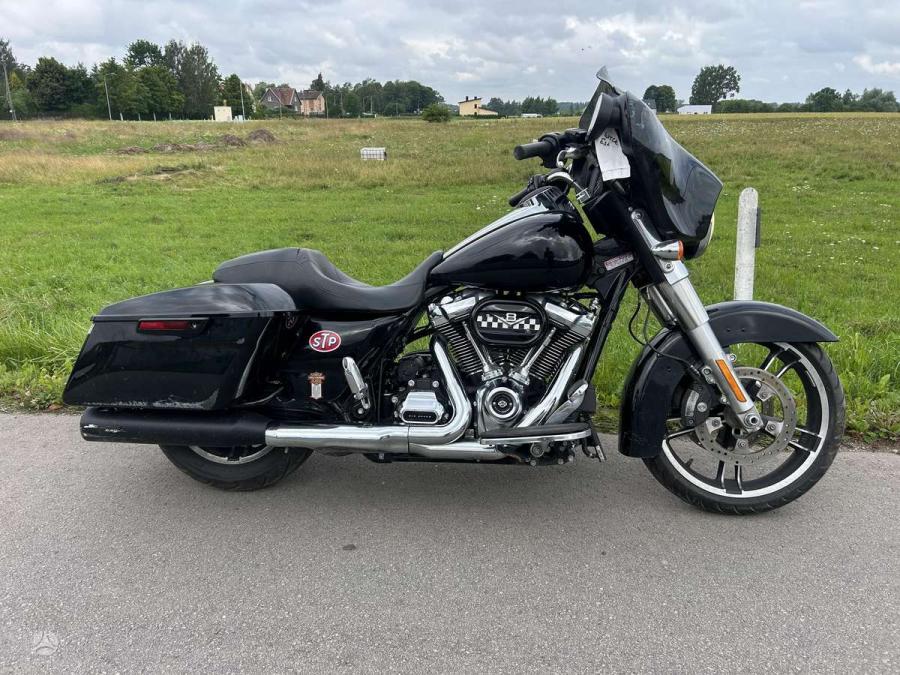 Harley-Davidson Street Glide FLHX 2017 in Siauliai, with an engine capacity of 1.75 L and mileage of 16 thousand km for 7999 €, photo 3 on AUTOMOTO.COM.LV