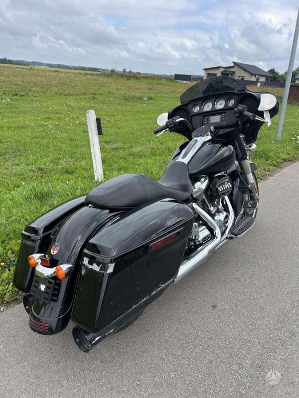 Harley-Davidson Street Glide FLHX 2017 in Siauliai, with an engine capacity of 1.75 L and mileage of 16 thousand km for 7999 €, photo 3 on AUTOMOTO.COM.LV