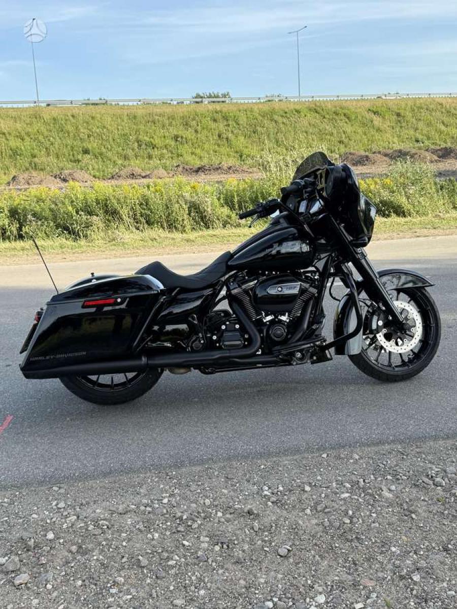 Harley-Davidson Street Glide FLHX 2018 in Kaunas, with an engine capacity of 1.75 L and mileage of 18 thousand km for 13500 €, photo 4 on AUTOMOTO.COM.LV