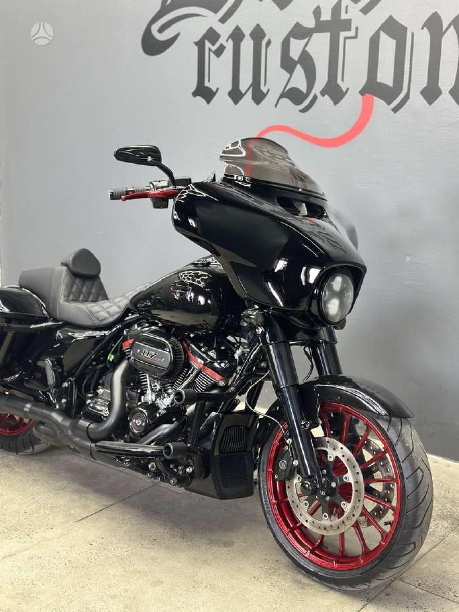 Harley-Davidson Street Glide FLHX 2018 in Kaunas, with an engine capacity of 1.93 L and mileage of 6 thousand km for 15500 €, photo 4 on AUTOMOTO.COM.LV