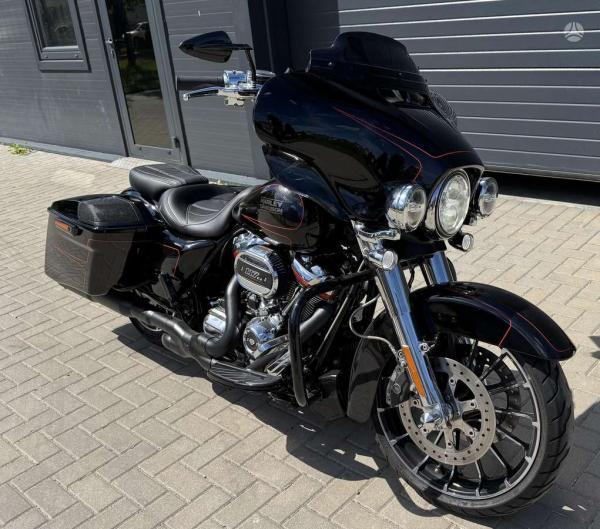 Harley-Davidson Street Glide FLHX 2018 in Klaipeda on AUTOMOTO.COM.LV Harley-Davidson Street Glide FLHX 2018 in Klaipeda, with an engine capacity of 1.92 L and mileage of 38 thousand km for 15900 €, photo 3 on AUTOMOTO.COM.LV