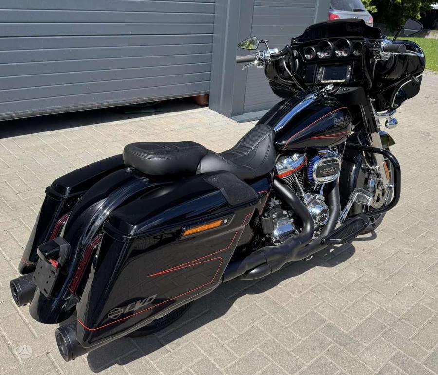 Harley-Davidson Street Glide FLHX 2018 in Klaipeda, with an engine capacity of 1.92 L and mileage of 38 thousand km for 15900 €, photo 4 on AUTOMOTO.COM.LV
