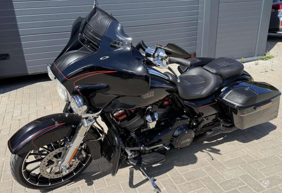 Harley-Davidson Street Glide FLHX 2018 in Klaipeda, with an engine capacity of 1.92 L and mileage of 38 thousand km for 15900 €, photo 14 on AUTOMOTO.COM.LV