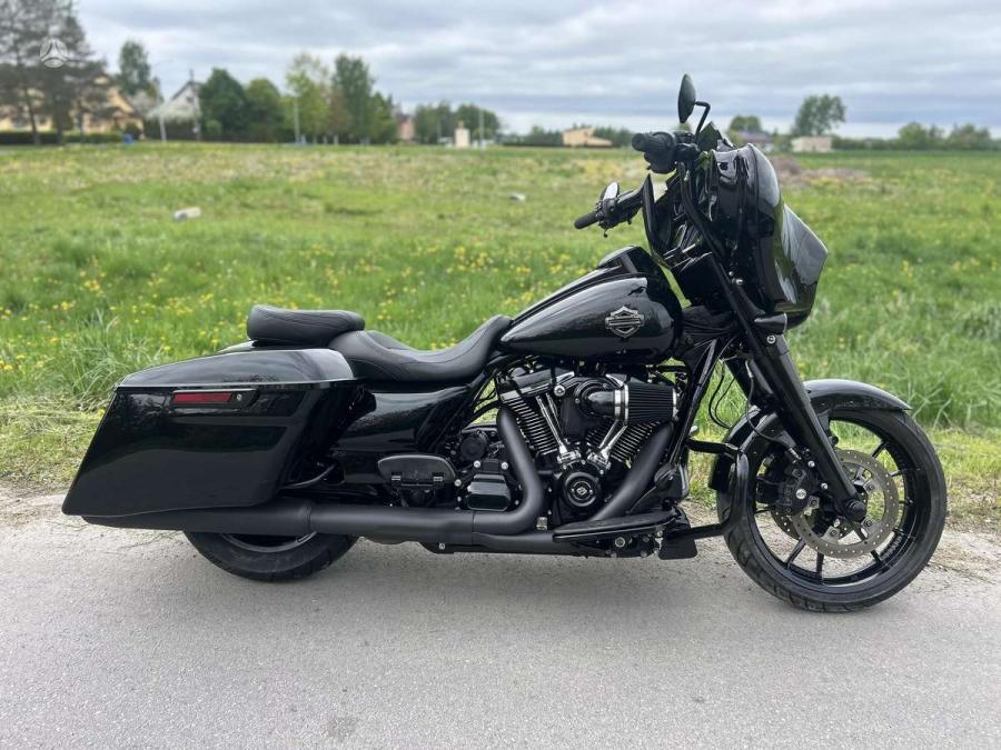 Harley-Davidson Street Glide FLHX 2019 in Siauliai, with an engine capacity of 1.75 L and mileage of 11 thousand km for 13999 €, photo 3 on AUTOMOTO.COM.LV