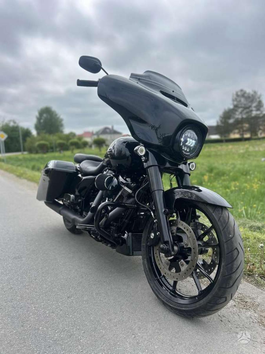 Harley-Davidson Street Glide FLHX 2019 in Siauliai, with an engine capacity of 1.75 L and mileage of 11 thousand km for 13999 €, photo 4 on AUTOMOTO.COM.LV