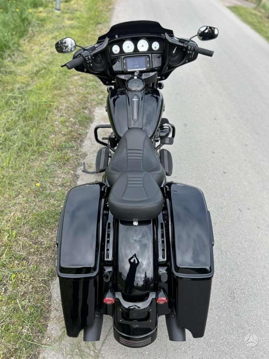 Harley-Davidson Street Glide FLHX 2019 in Siauliai, with an engine capacity of 1.75 L and mileage of 11 thousand km for 13999 €, photo 9 on AUTOMOTO.COM.LV