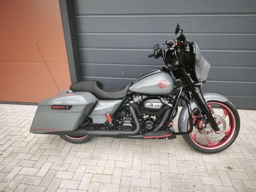 Harley-Davidson Street Glide FLHX 2020 in Siauliai, with an engine capacity of 1.80 L and mileage of 28 thousand km for 14900 €, photo 1 on AUTOMOTO.COM.LV