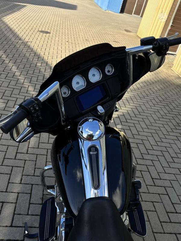 Harley-Davidson Street Glide FLHX 2023 in Siauliai, with an engine capacity of 1.75 L and mileage of 9 thousand km for 12800 €, photo 6 on AUTOMOTO.COM.LV