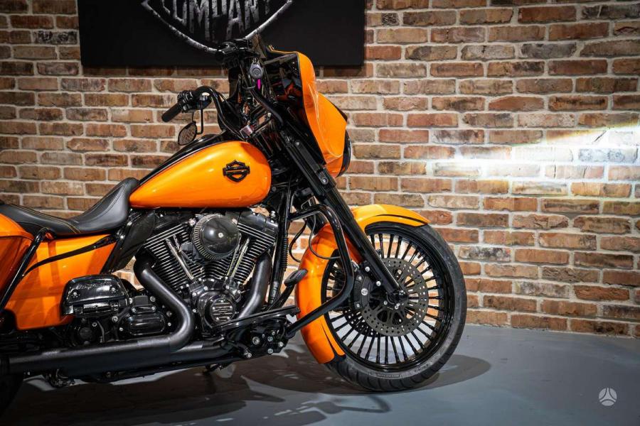 Oranžs Harley-Davidson Street Glide FLHX 2013 Kauņa, ar dzinēja tilpumu 1.69 L un nobraukumu 52 tūkst. km par 13444 €, foto 1 vietnē AUTOMOTO.COM.LV