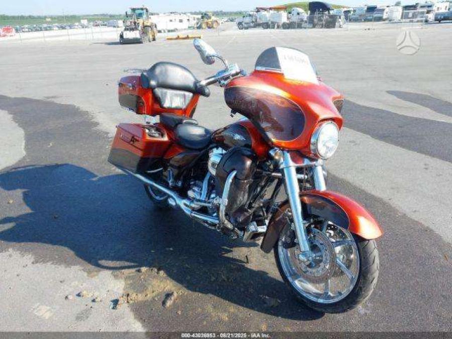 Red Harley-Davidson Street Glide FLHX 2012 in Klaipeda, with an engine capacity of 1.80 L and mileage of 39 thousand km for 7900 €, photo 1 on AUTOMOTO.COM.LV