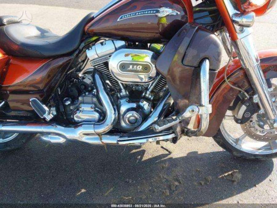 Red Harley-Davidson Street Glide FLHX 2012 in Klaipeda, with an engine capacity of 1.80 L and mileage of 39 thousand km for 7900 €, photo 8 on AUTOMOTO.COM.LV