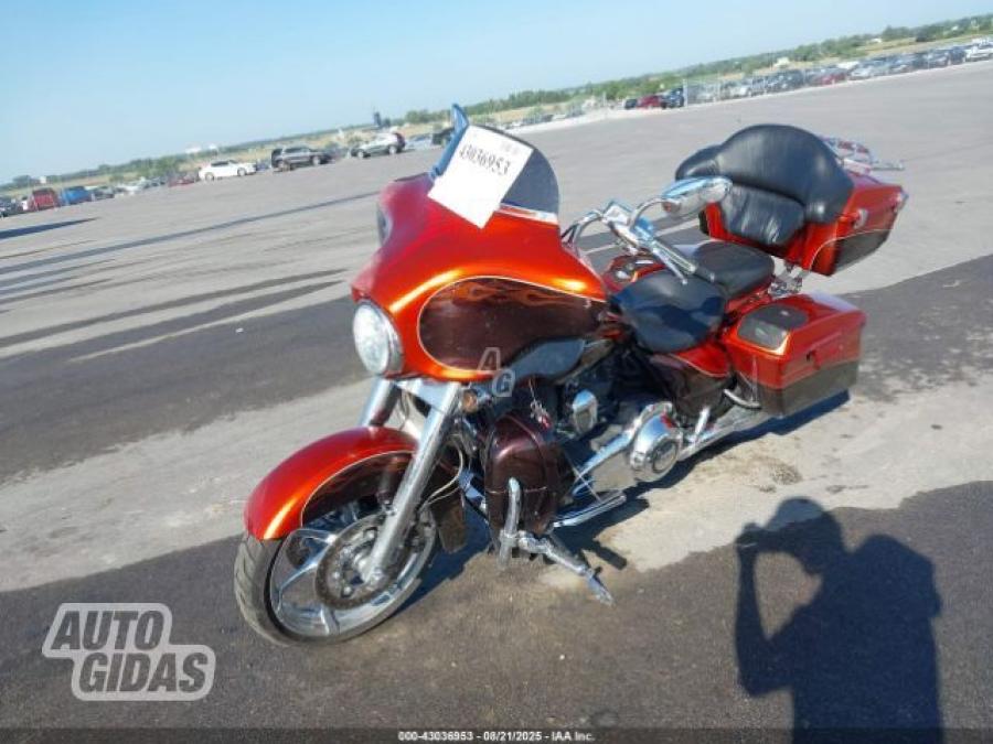 Red Harley-Davidson Street Glide FLHX 2012 in Klaipeda, with an engine capacity of 1.80 L and mileage of 24 thousand km for 7900 €, photo 2 on AUTOMOTO.COM.LV