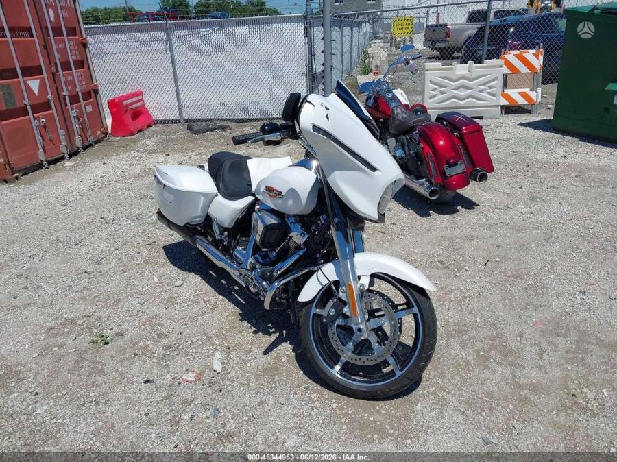 White Harley-Davidson Street Glide FLHX 2025 in Siauliai, with an engine capacity of 1.94 L and mileage of 1 thousand km for 18755 €, photo 3 on AUTOMOTO.COM.LV