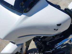 White Harley-Davidson Street Glide FLHX 2025 in Siauliai, with an engine capacity of 1.94 L and mileage of 1 thousand km for 18755 €, photo 5 on AUTOMOTO.COM.LV