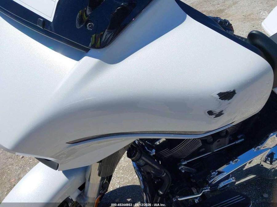 White Harley-Davidson Street Glide FLHX 2025 in Siauliai, with an engine capacity of 1.94 L and mileage of 1 thousand km for 18755 €, photo 5 on AUTOMOTO.COM.LV